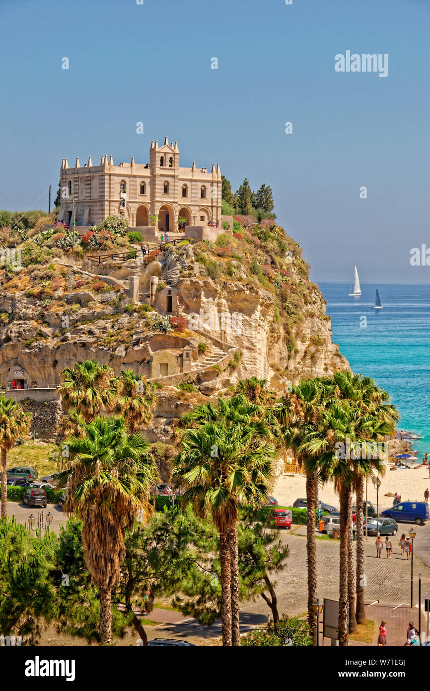 Le sanctuaire de Santa Maria dell'Isola à Tropea, Calabre, Italie Photo ...