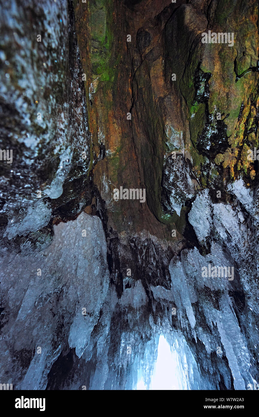 Grotte Remplie De Stalactites De Glace Banque d'image et photos - Alamy