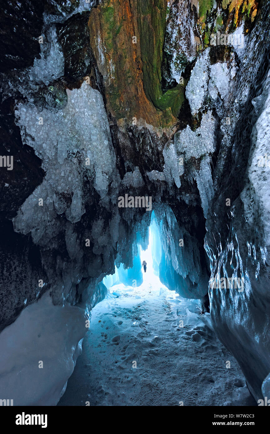 Grotte Remplie De Stalactites De Glace Banque d'image et photos - Alamy