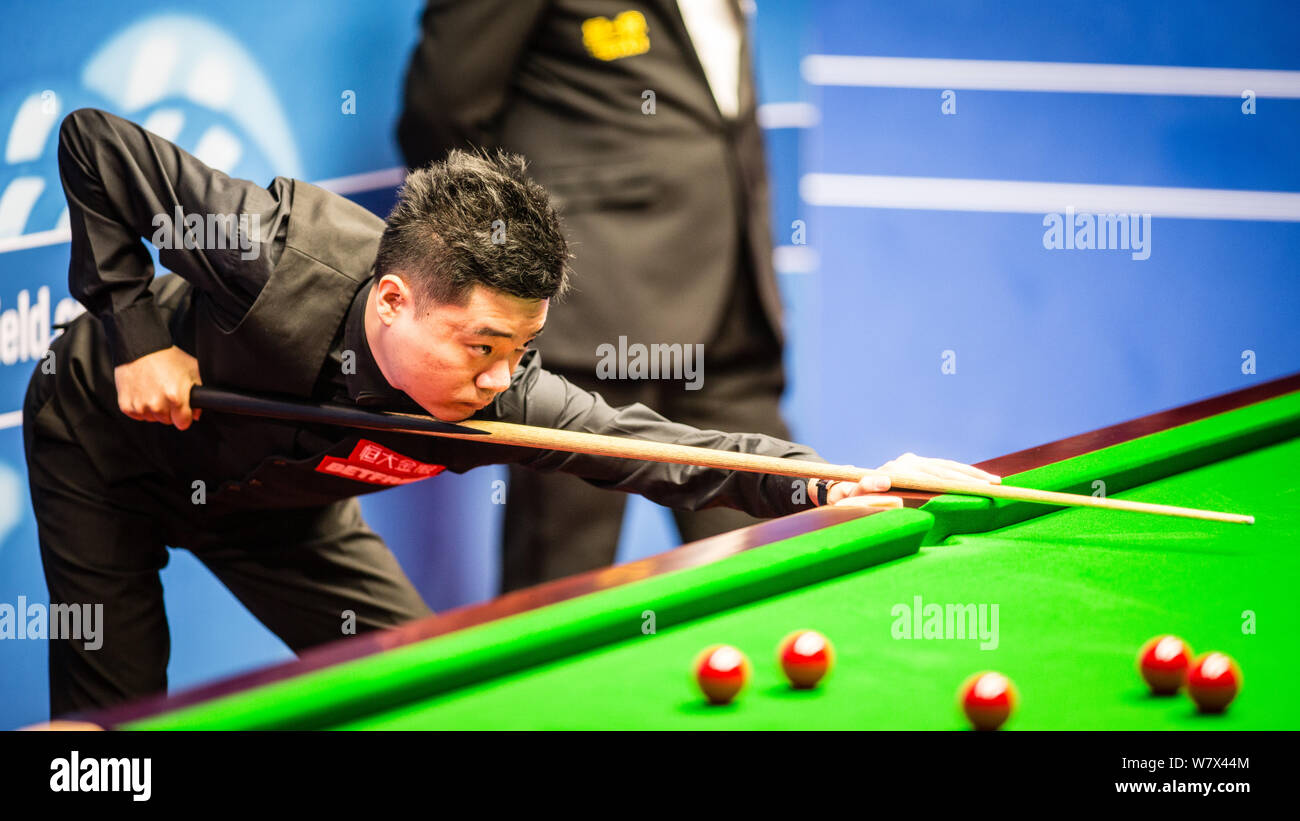 Ding Junhui de Chine joue un shot à Yuelong Zhou de la Chine dans la ...