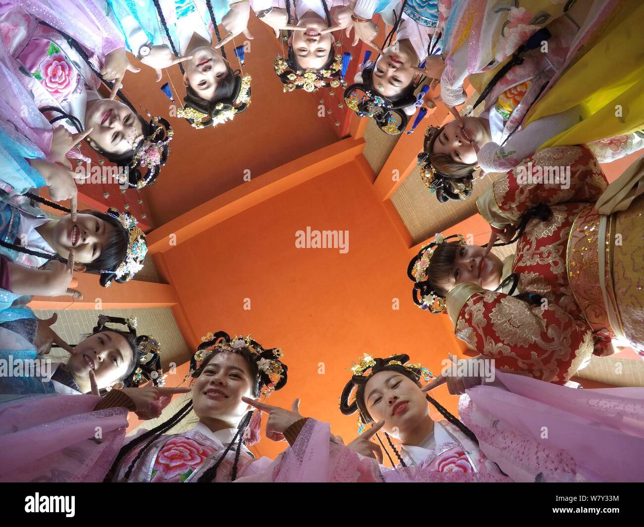 Guides touristiques chinois habillés en costumes traditionnels pratique ...