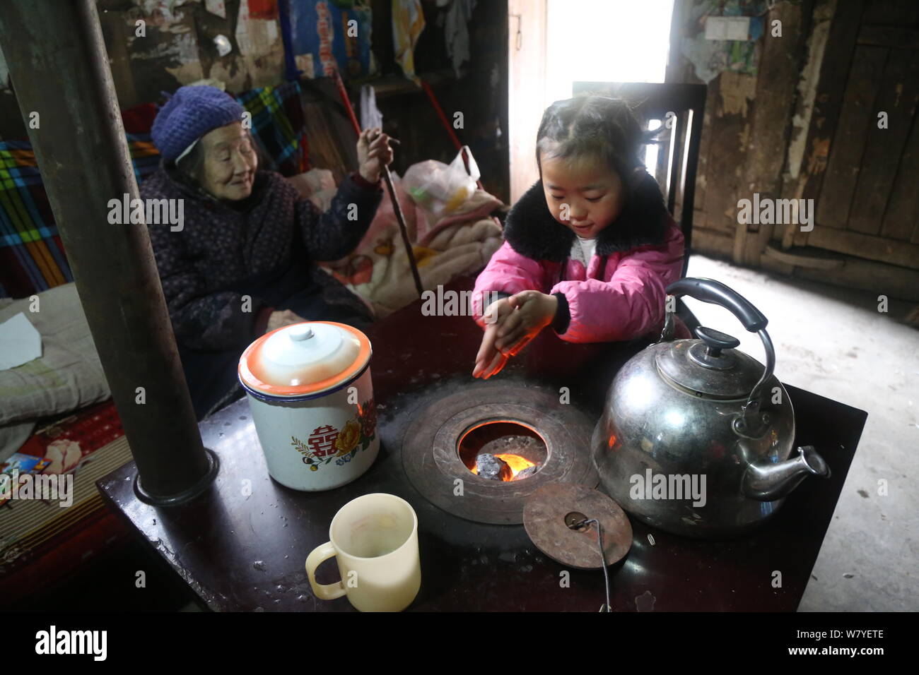 5-year-old fille chinois Wang Anna brûle du charbon pour réchauffer ...