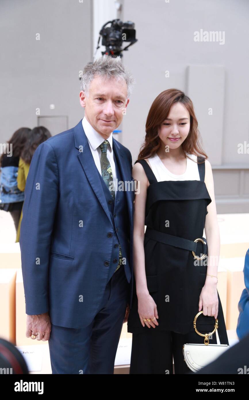 L'actrice chinoise Tang Yan, droite, pose à la Chloé Fashion Show lors ...