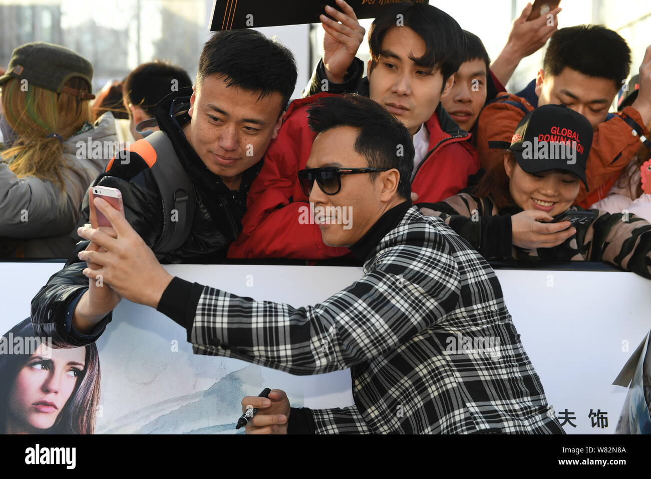Hong Kong l'acteur Donnie Yen pose pour vos autoportraits avec fans ...