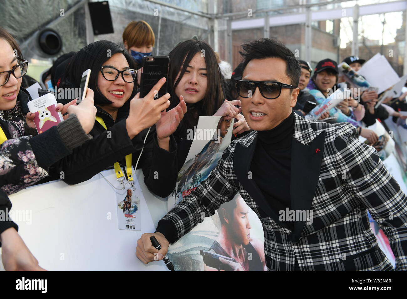Hong Kong l'acteur Donnie Yen pose pour vos autoportraits avec fans ...