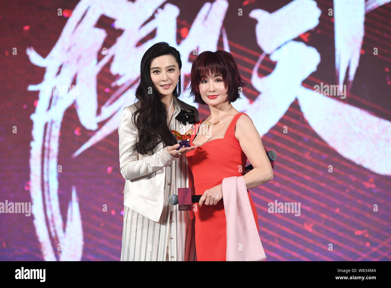 Fan Bingbing actrices chinoises, à gauche, et Angela Pan Yin-tze ...