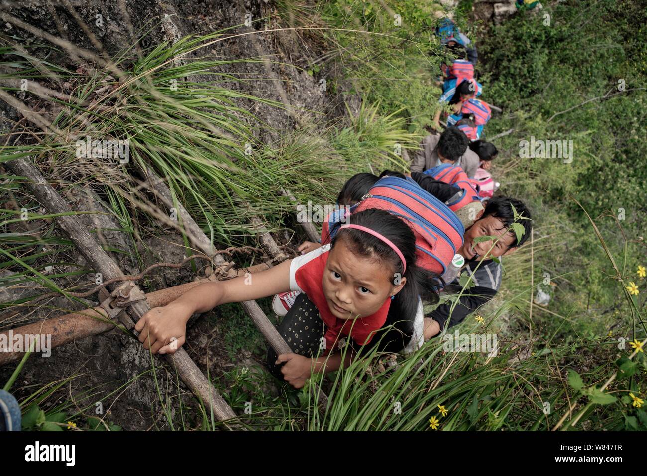 Les enfants de grimper une falaise de 800 mètres sur une échelle de la ...