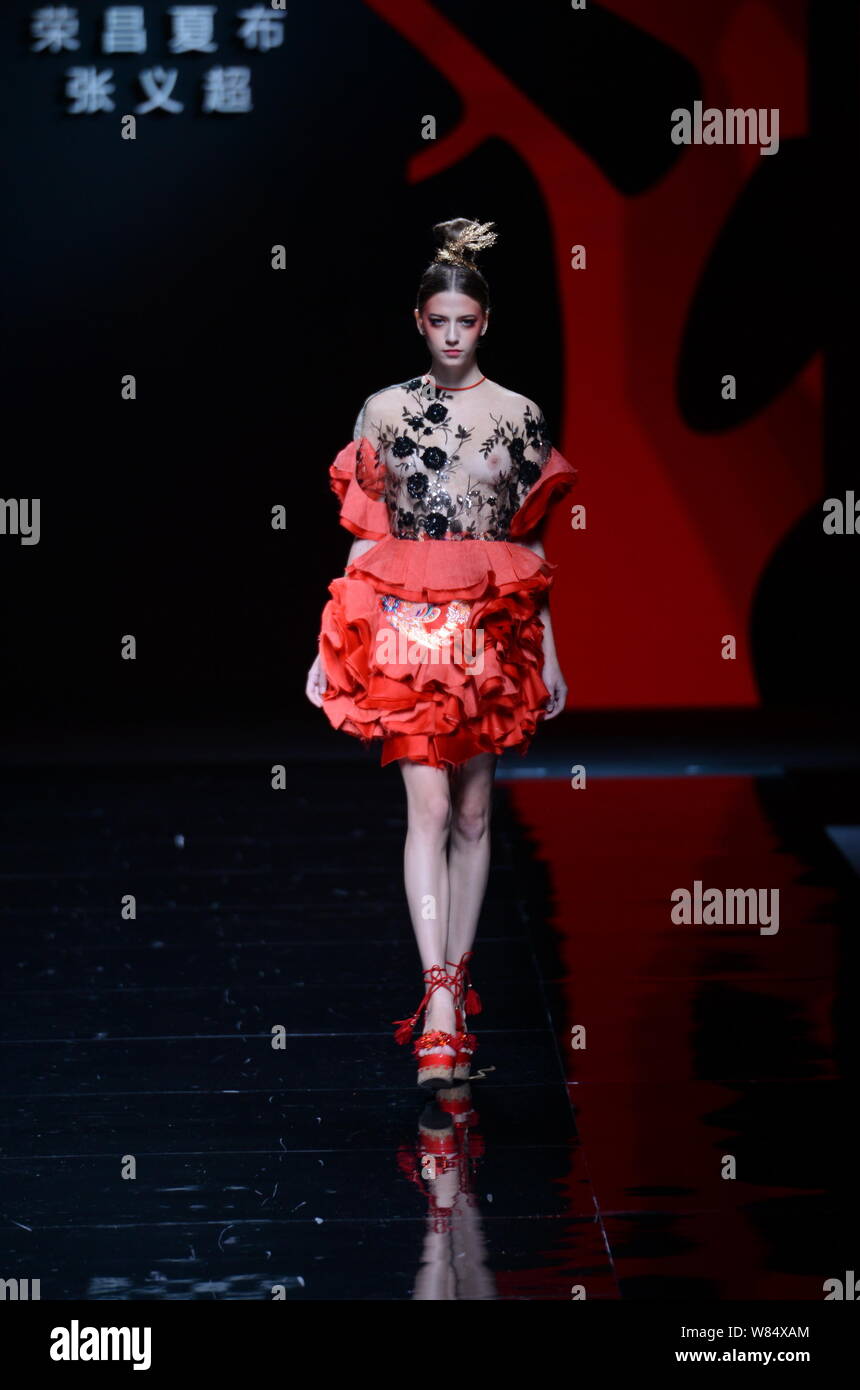 Un modèle affiche une nouvelle création du fashion show de Creative Rongchang Tissu herbe par ...