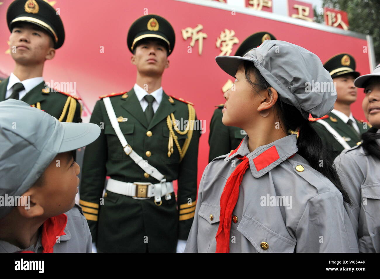 Les élèves chinois habillés en costumes de l'Armée rouge "gardes d ...