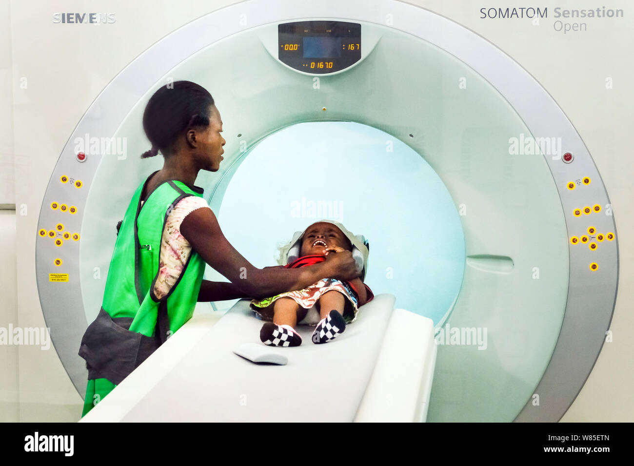 Une mère et sa fille (3 ans) qui souffre d'hydrocéphalie (spina bifida ...