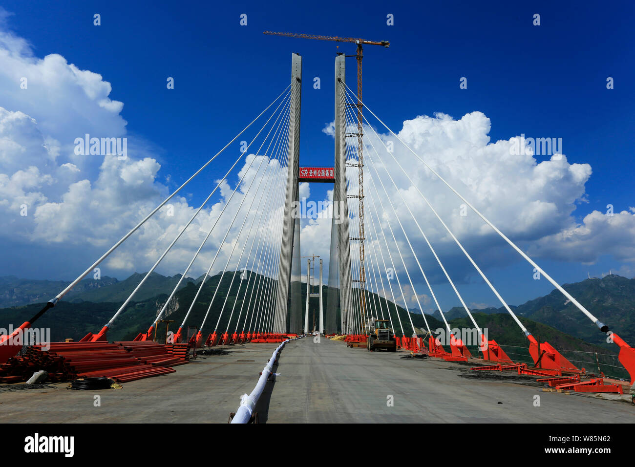 Vue de la Beipanjiang Bridge, le pont le plus élevé du monde, en ...