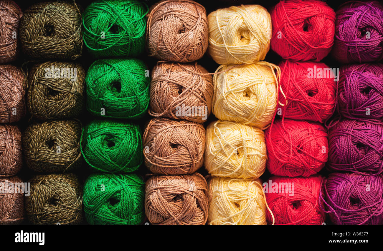 Les fils colorés. Sélection de fils colorés laine sur des passants ...