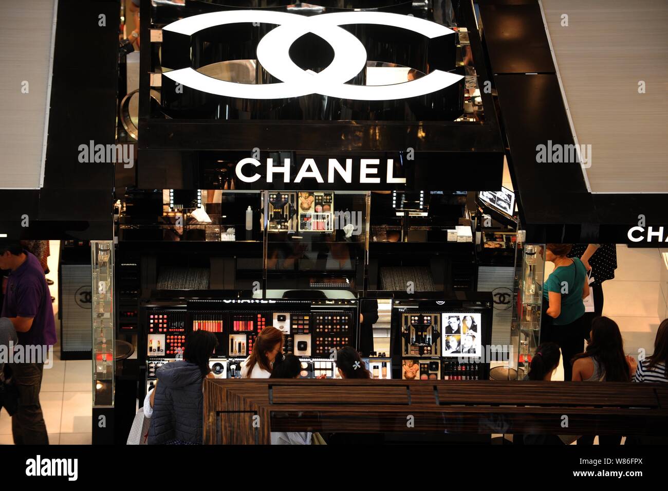Chanel counter Banque de photographies et d’images à haute résolution ...