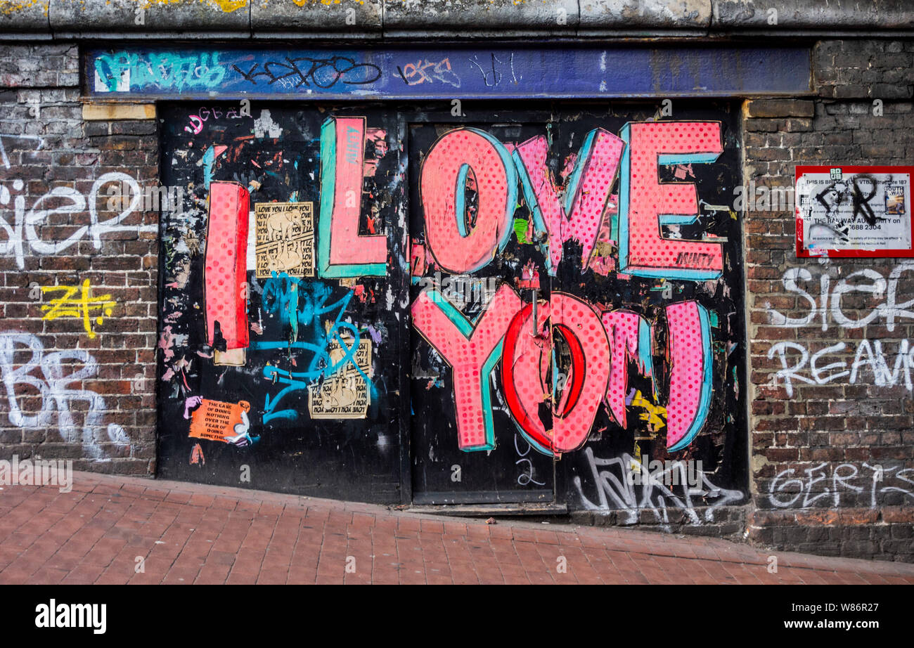 Graffiti colorés sur le mur sous la gare de Brighton l'orthographe je t ...