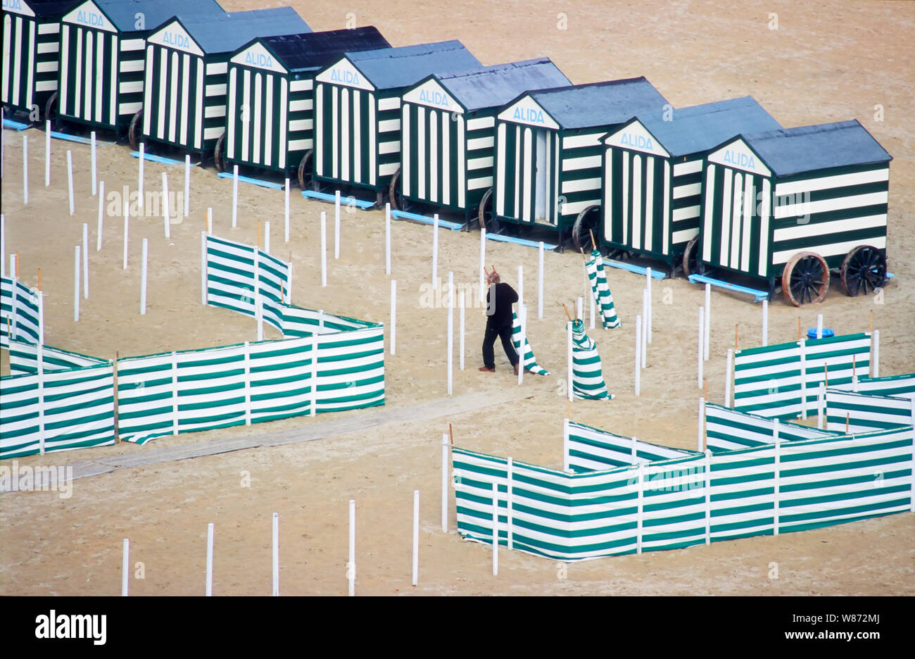 Cabines de plage vintage et coloré tout l'été au repos sur le sable de ...