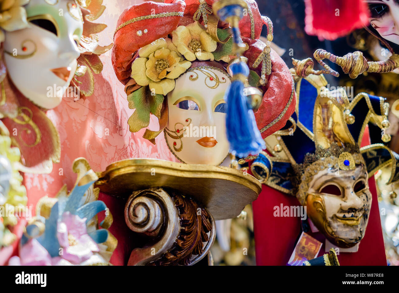 Shop window display venetian carnival Banque de photographies et d ...