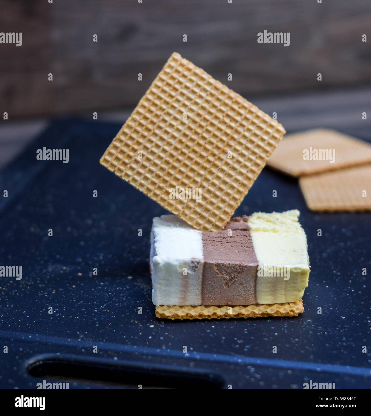 Coupe de vanille, chocolat et crème glace sur une planche à découper ...