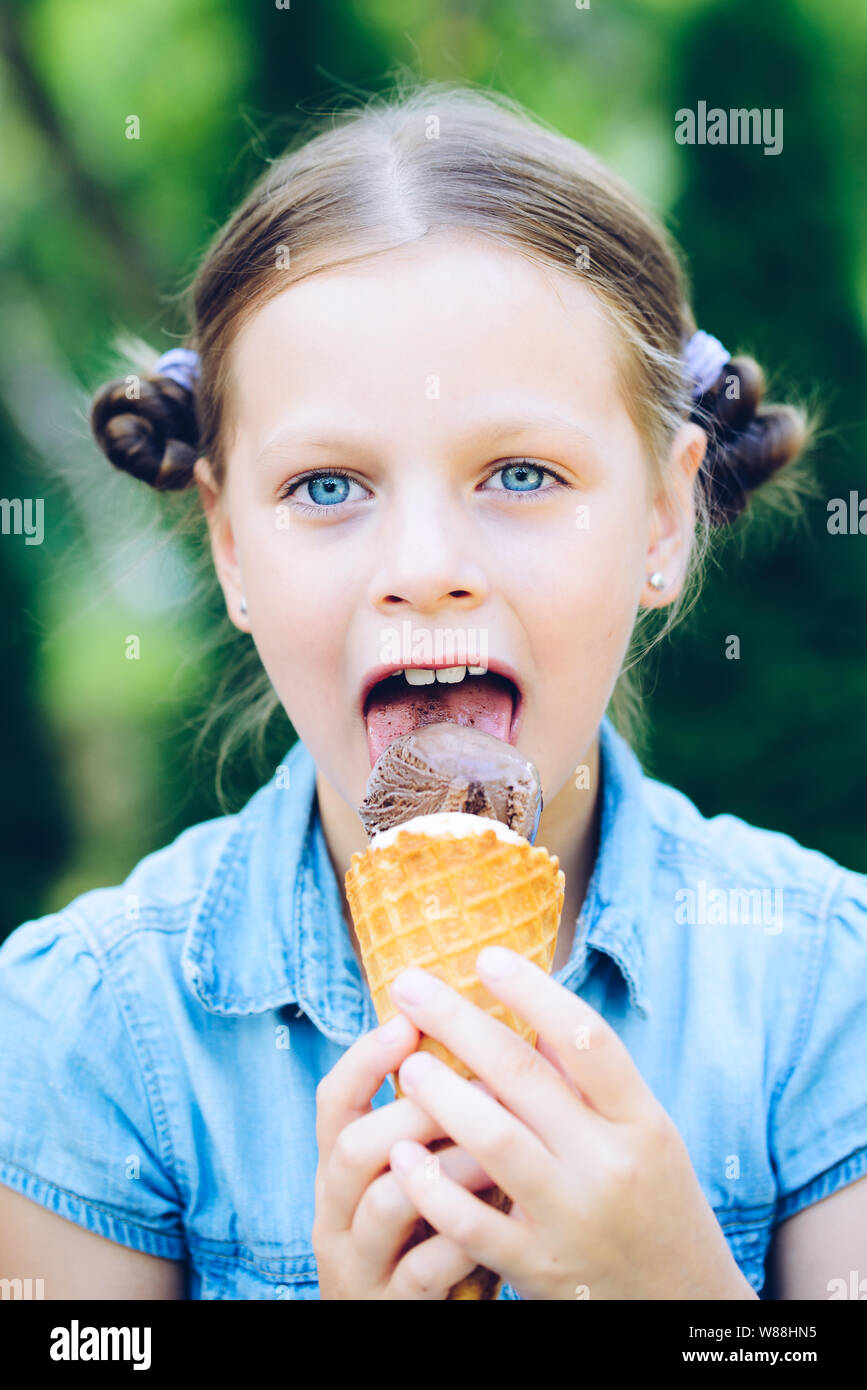 Happy little girl licking ice cream Banque de photographies et d’images ...