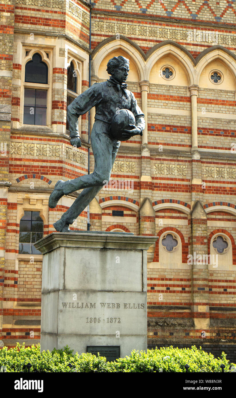 Statue of william webb ellis Banque de photographies et d’images à ...