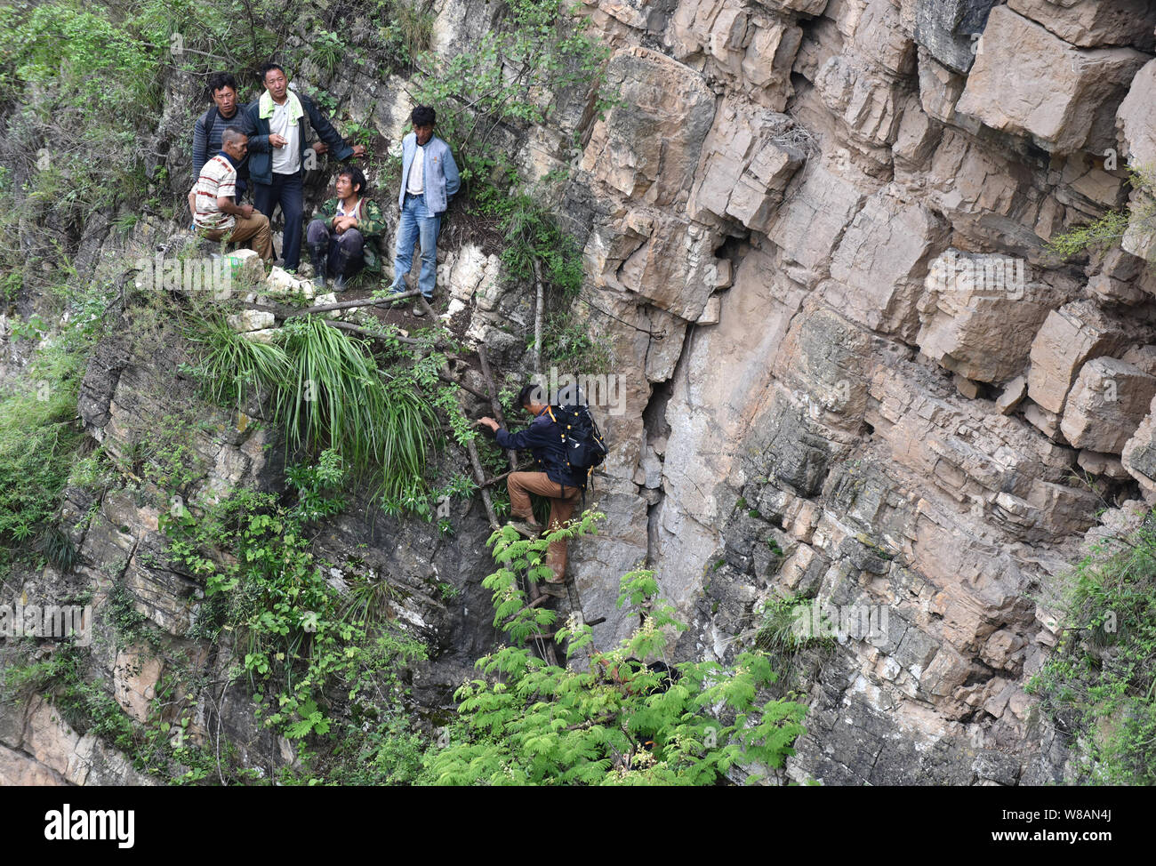 Les villageois de grimper une falaise de 800 mètres sur une échelle de ...