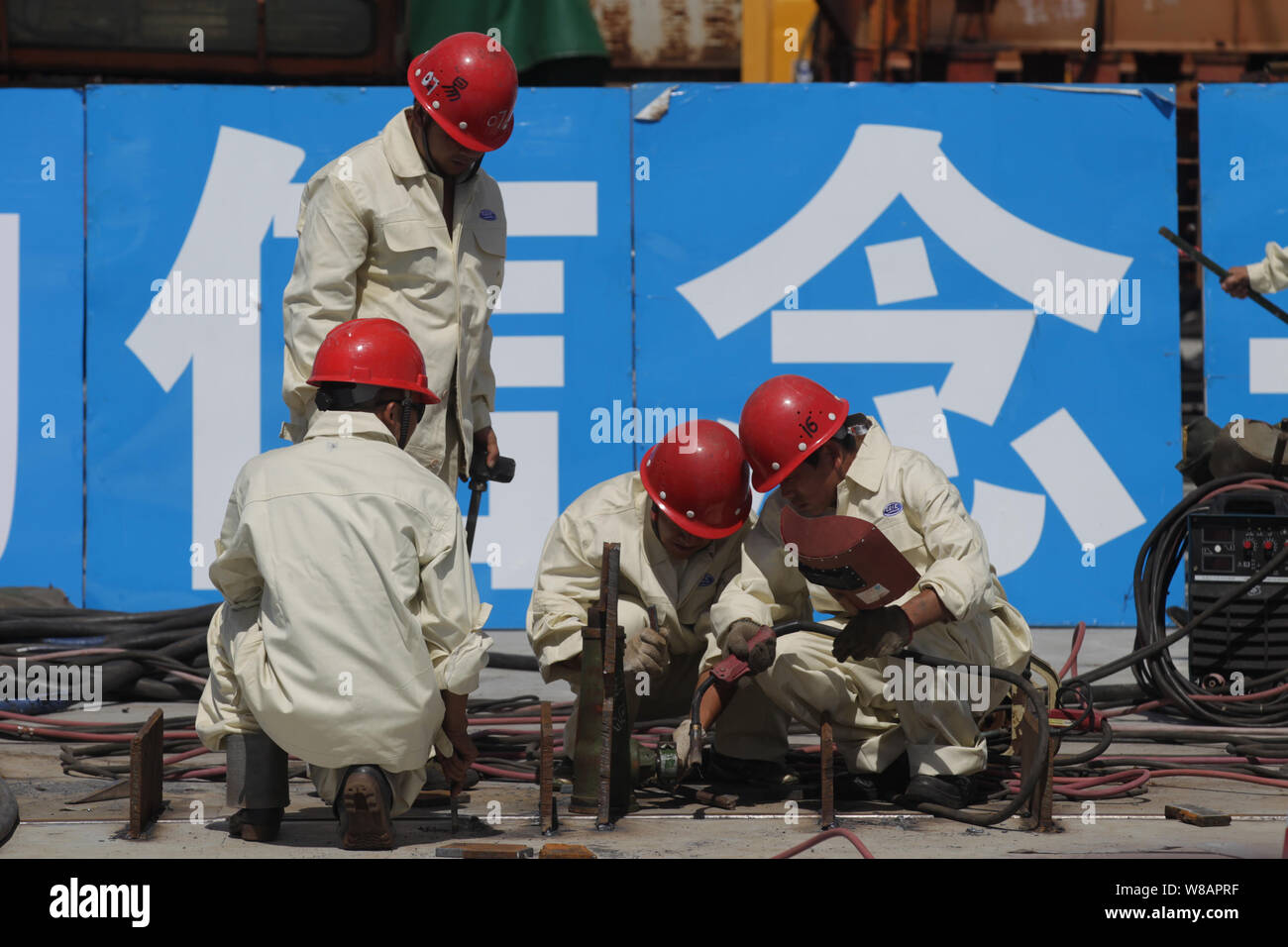 Pont de poutre caisson en acier Banque de photographies et d’images à ...