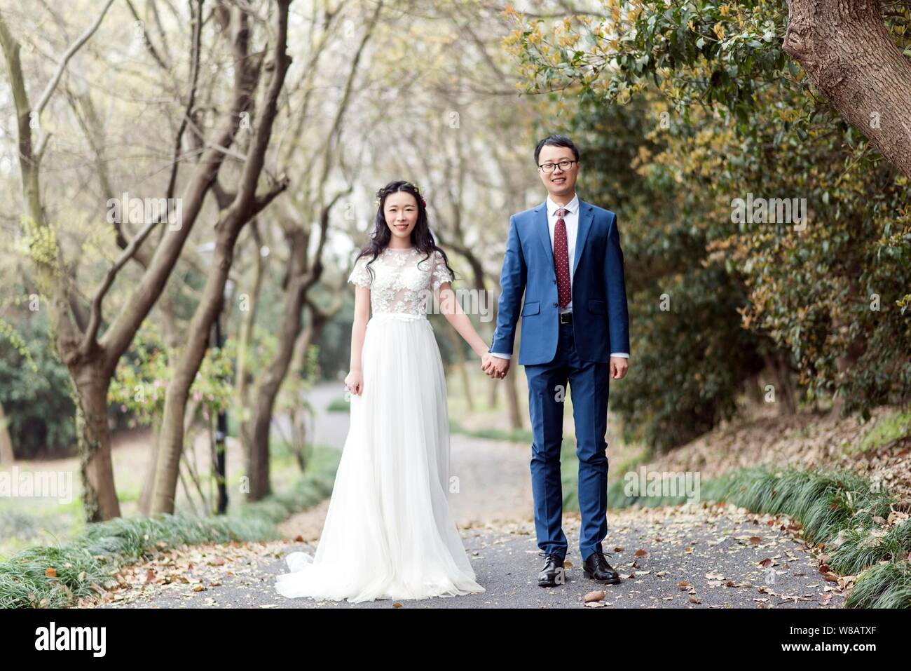 Une photo de mariage de Zhang Heping et son épouse Lu Yiqin. Parler de ...