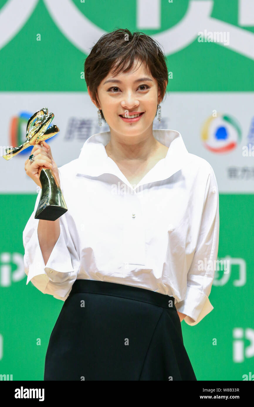 L'actrice chinoise Li Sun pose fièrement avec son trophée pour la meilleure actrice pour son ...