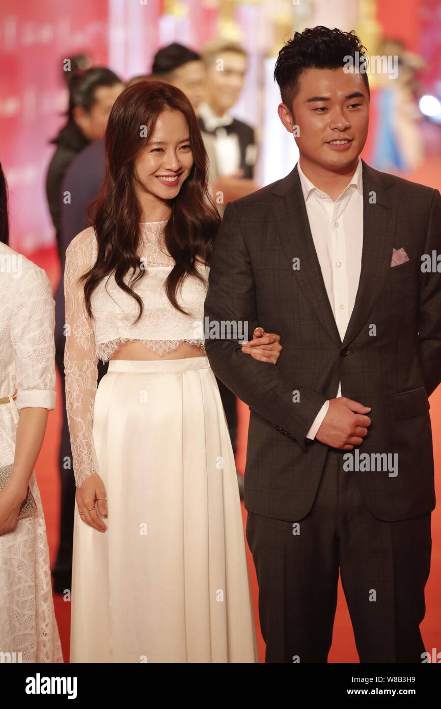 L'actrice sud-coréen Cheon Seong-im, à gauche, deuxième à gauche, mieux connu sous son nom de ...