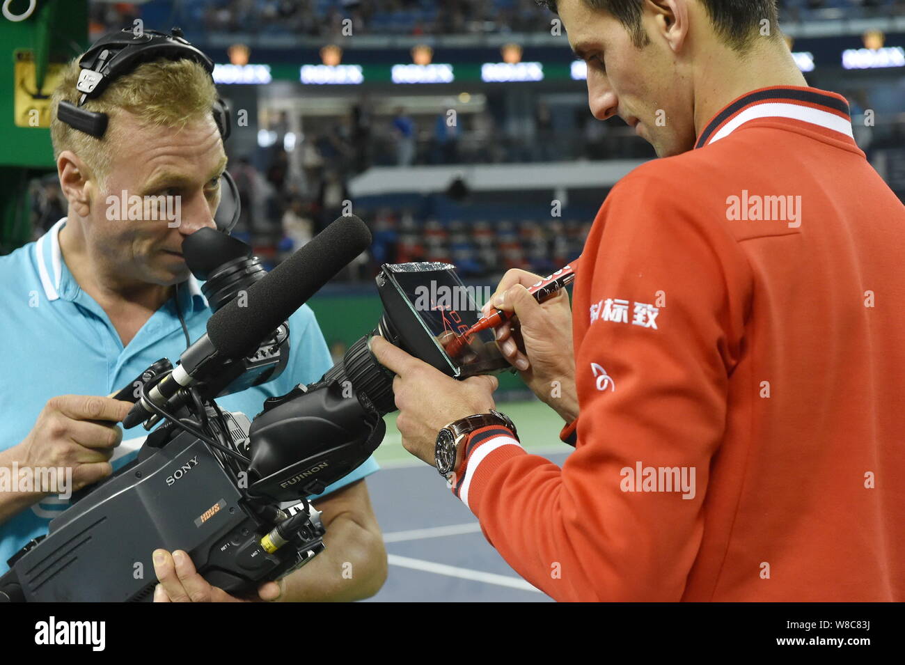 Novak Djokovic la Serbie, de droit, écrit le caractère chinois "Fu ...