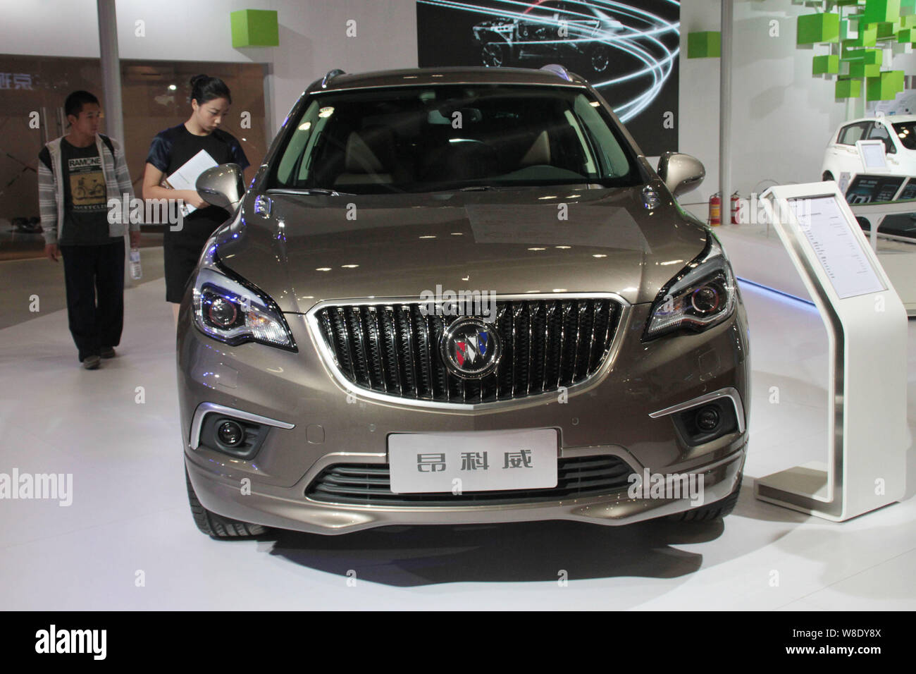 --FILE--visiteurs regarder une Buick Envision de Shanghai GM, une joint venture entre SAIC Motor ...