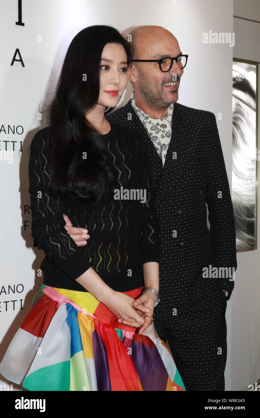 L'actrice chinoise Fan Bingbing (à gauche) pose avec l'exécutif de ...