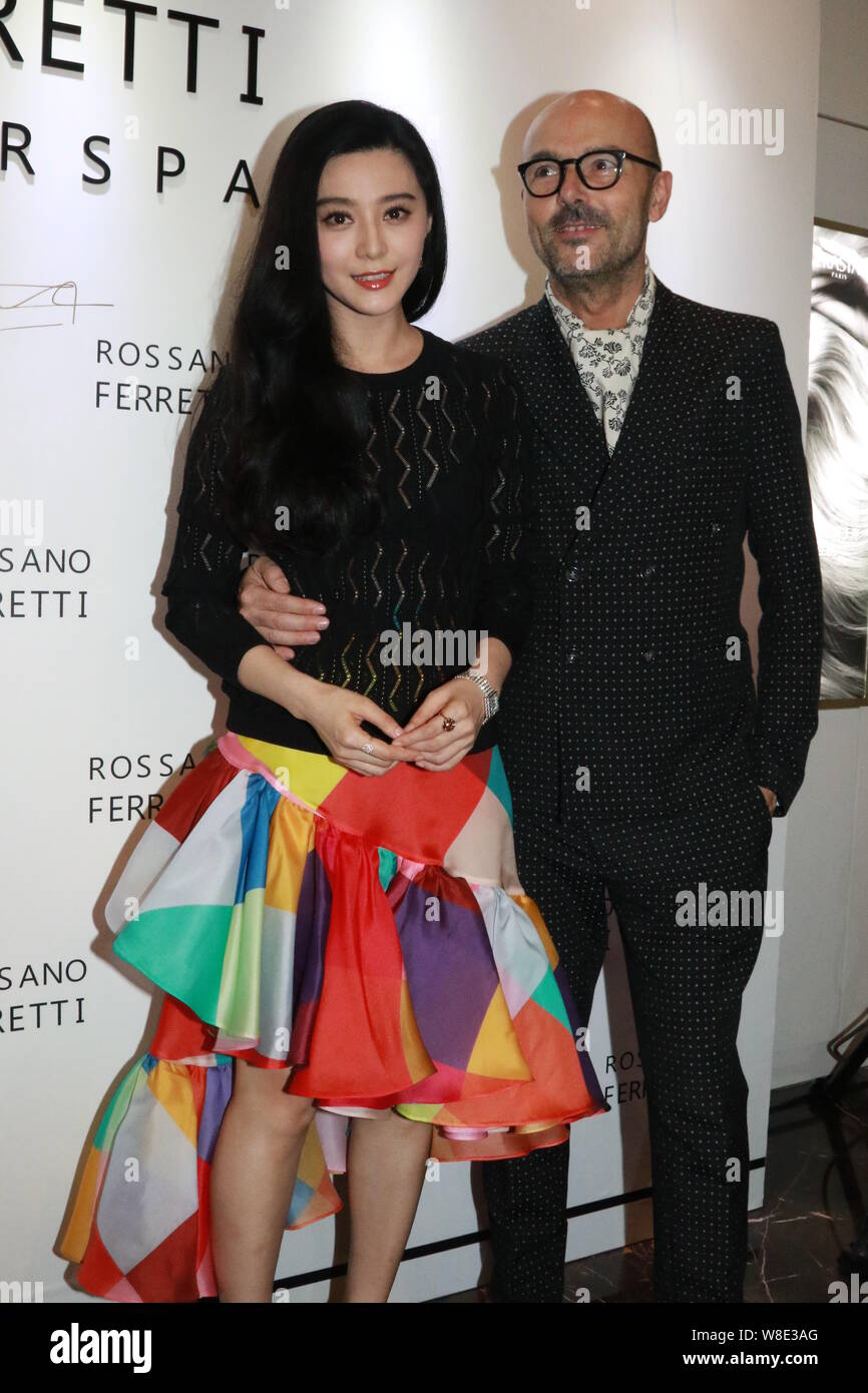 L'actrice chinoise Fan Bingbing (à gauche) pose avec l'exécutif de ...