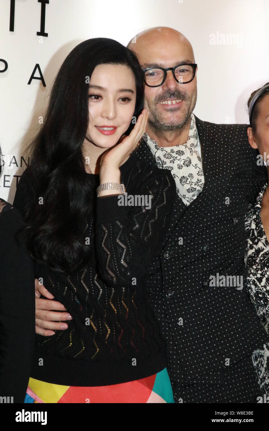 L'actrice chinoise Fan Bingbing (à gauche) pose avec l'exécutif de ...