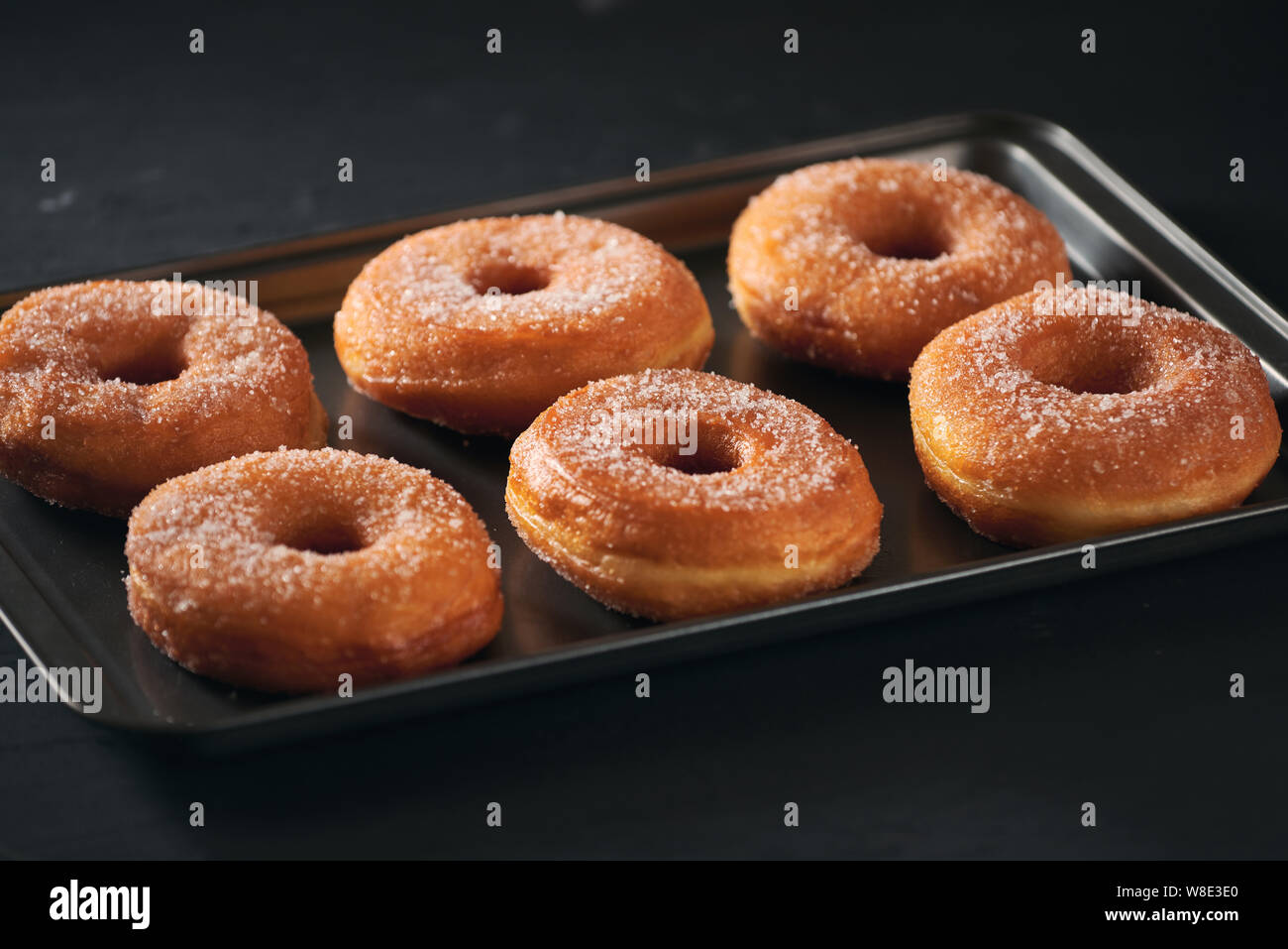 Les beignets avec du sucre sur un plateau dans un bar Photo Stock - Alamy