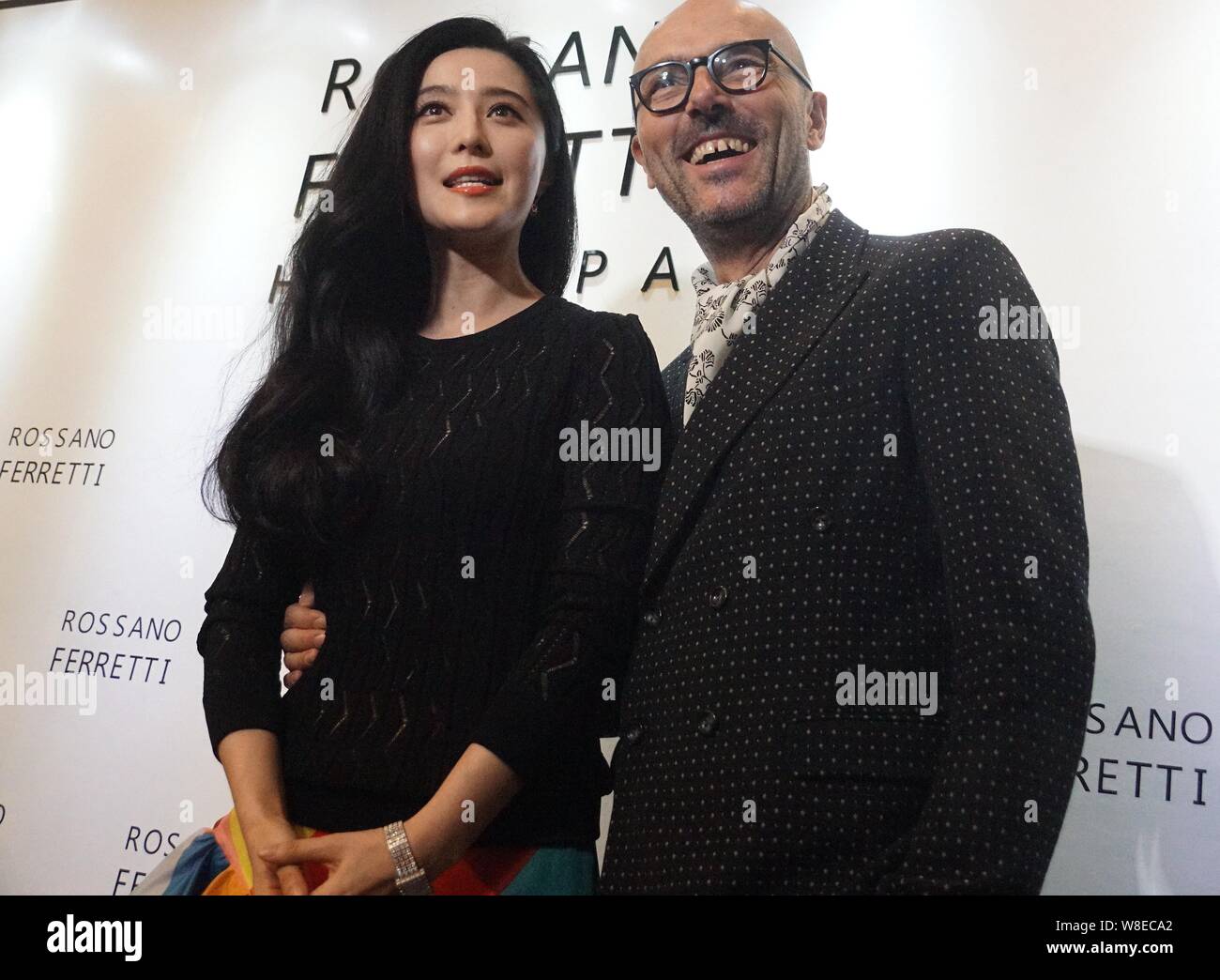 L'actrice chinoise Fan Bingbing (à gauche) pose avec l'exécutif de ...