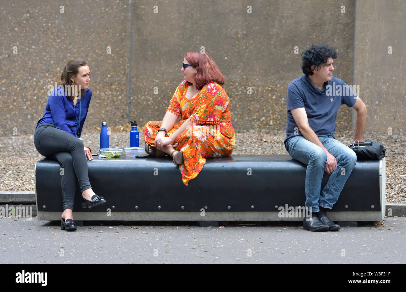Un Homme Assis Sur Un Banc Banque De Photographies Et Dimages à Haute