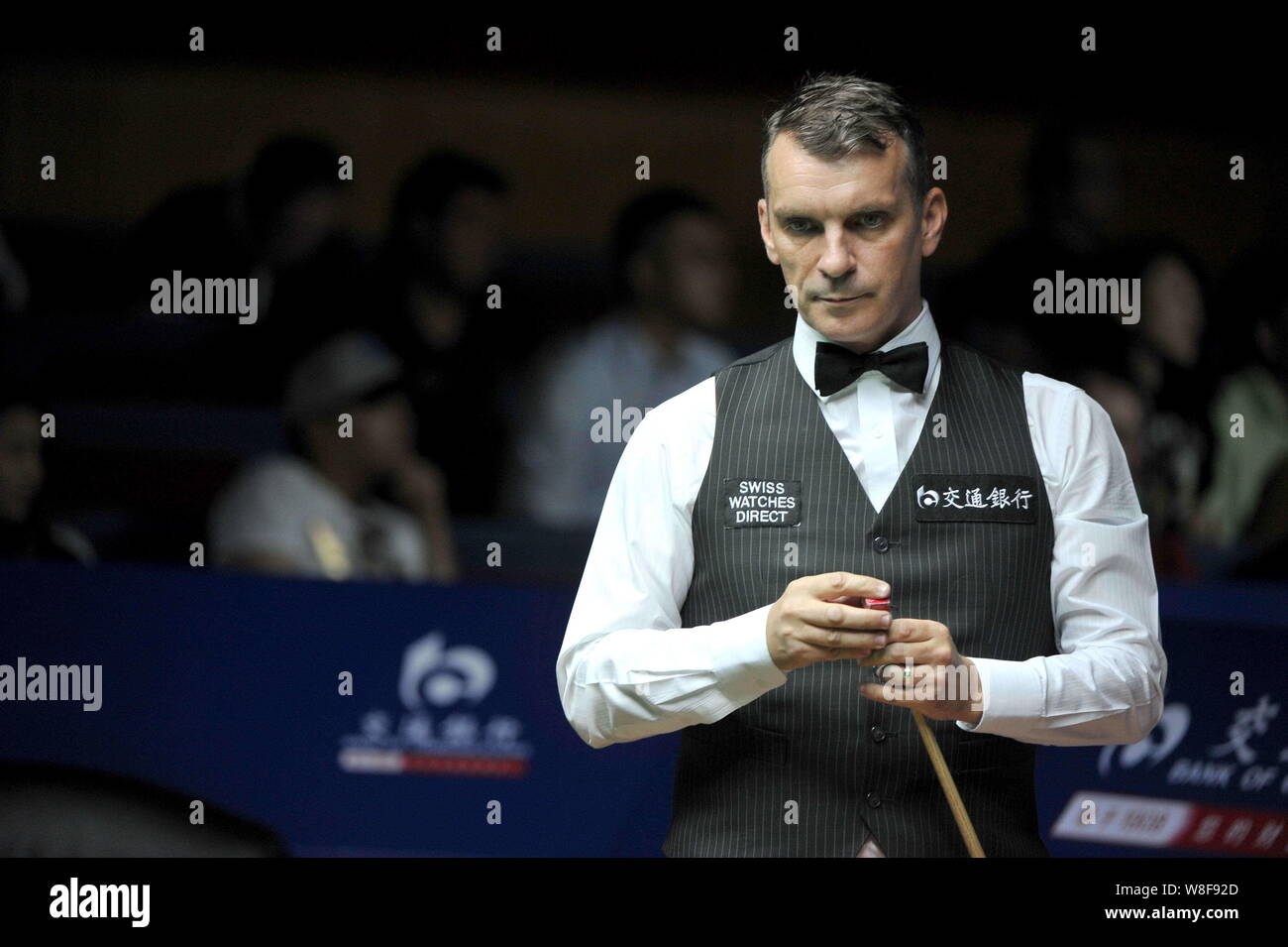 Mark Davis de l'Angleterre considère un tir contre Michael White de ...