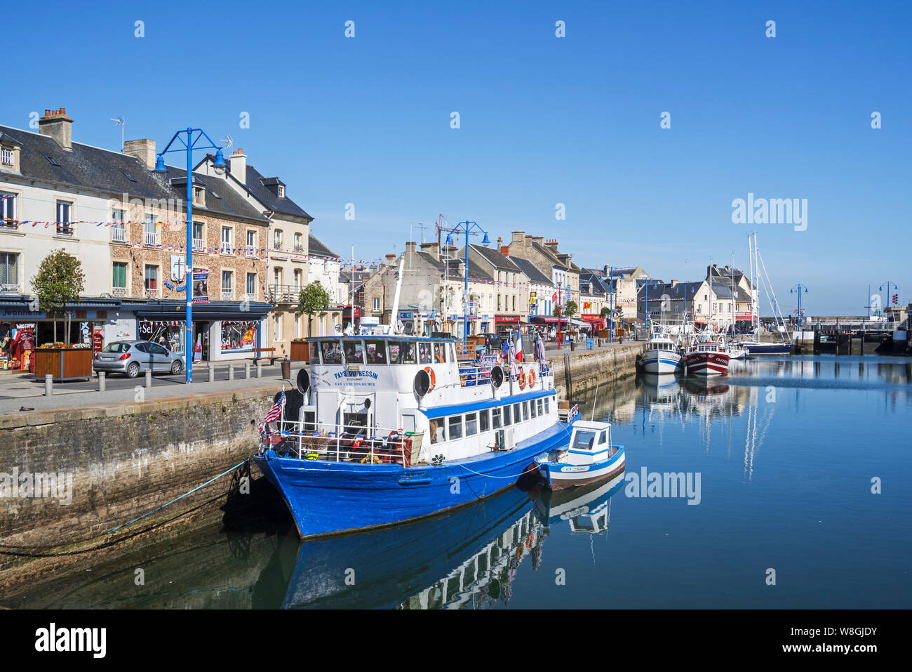 Restaurant de fruits de mer, bateau amarré dans le port de Port-en-Bessin-Huppain le long de la ...
