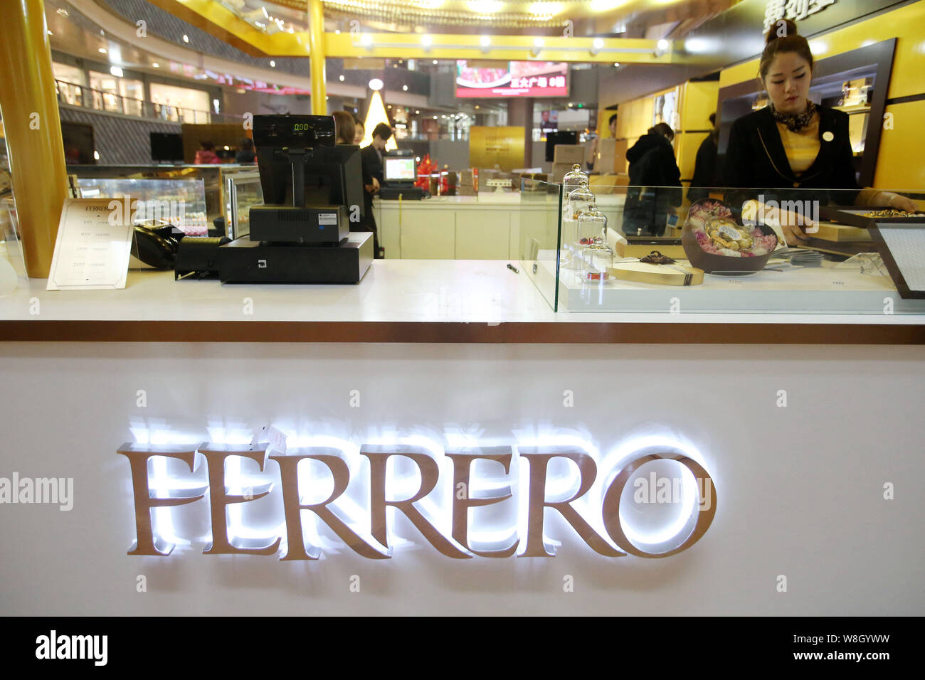Ferrero boutique Banque de photographies et d’images à haute résolution ...