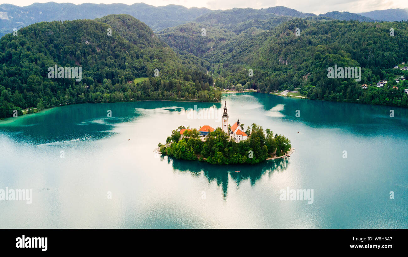 Bled, Slovénie - vue aérienne du lac de Bled drone Blejsko Jezero avec ...