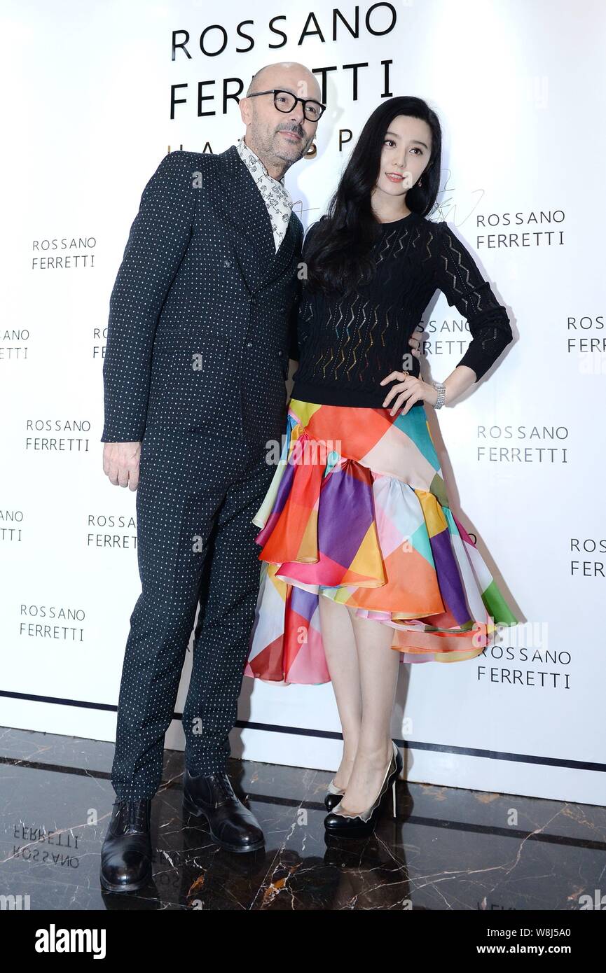 L'actrice chinoise Fan Bingbing (droite) pose avec l'exécutif de ...
