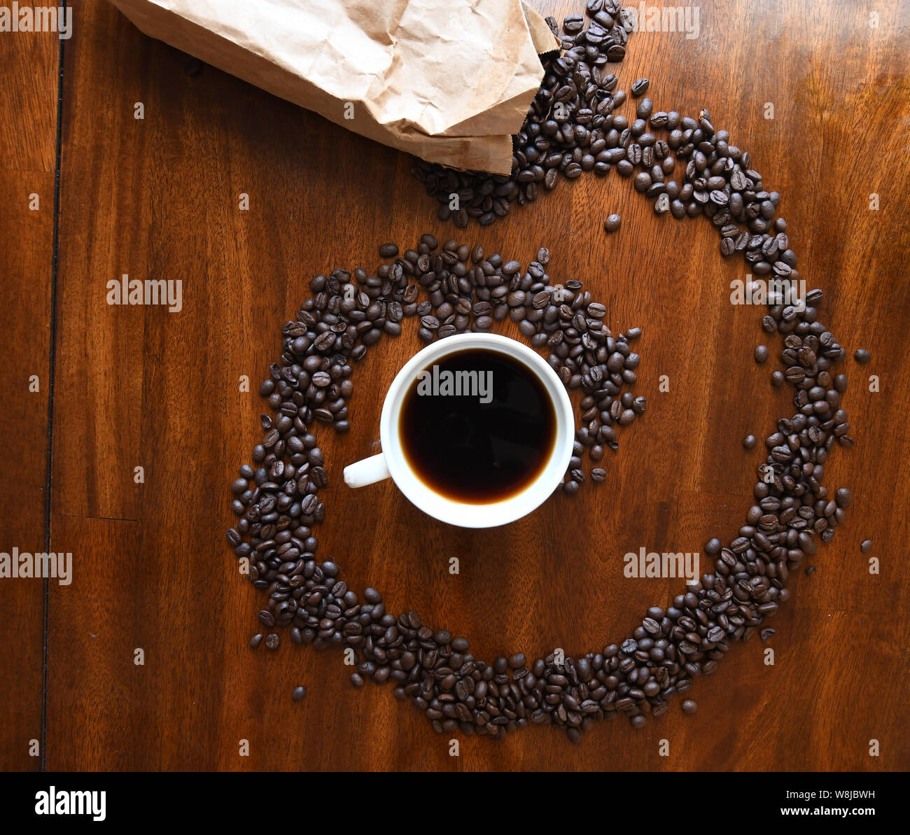 Café fait maison avec des grains de café dans un modèle de turbulence ...