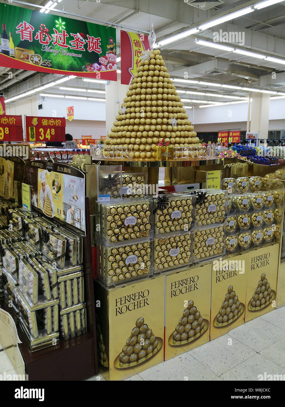 FILE Boites de Ferrero Rocher sont en vente dans un supermarche a Wuhan province de Hubei Chine centrale 18 decembre 2014. M Chocolat Photo Stock Alamy