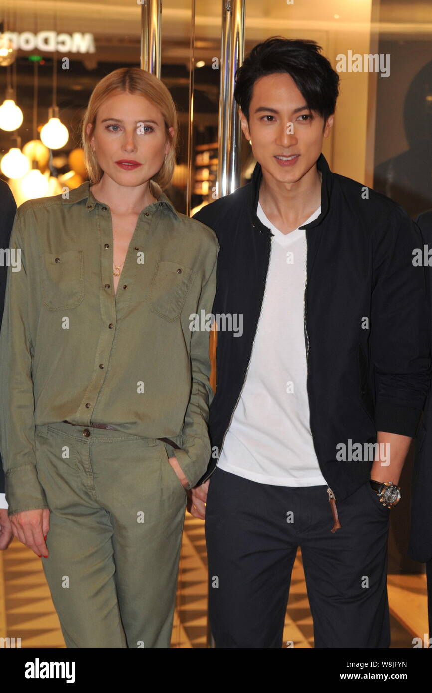 Modèle et actrice Américaine, Hemingway Meer, gauche et brunéien ...