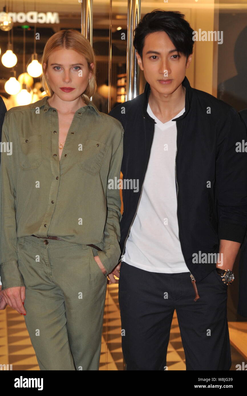 Modèle et actrice Américaine, Hemingway Meer, gauche et brunéien ...