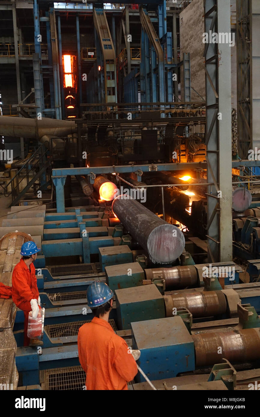 --FILE--travailleurs chinois de l'acier processus produits dans une ...
