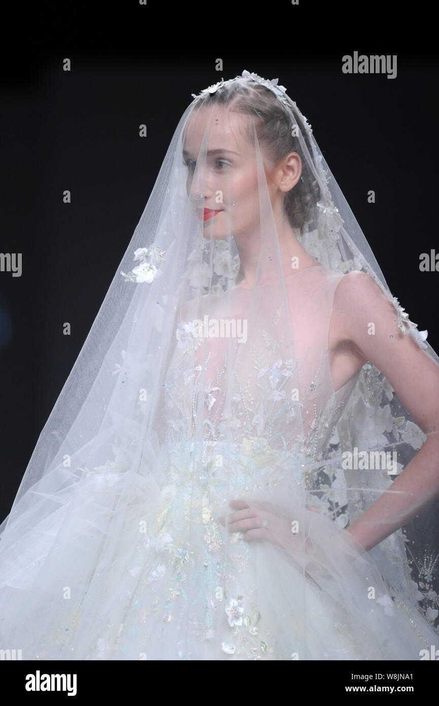 Un modèle affiche une nouvelle création à la haute couture fashion show ...