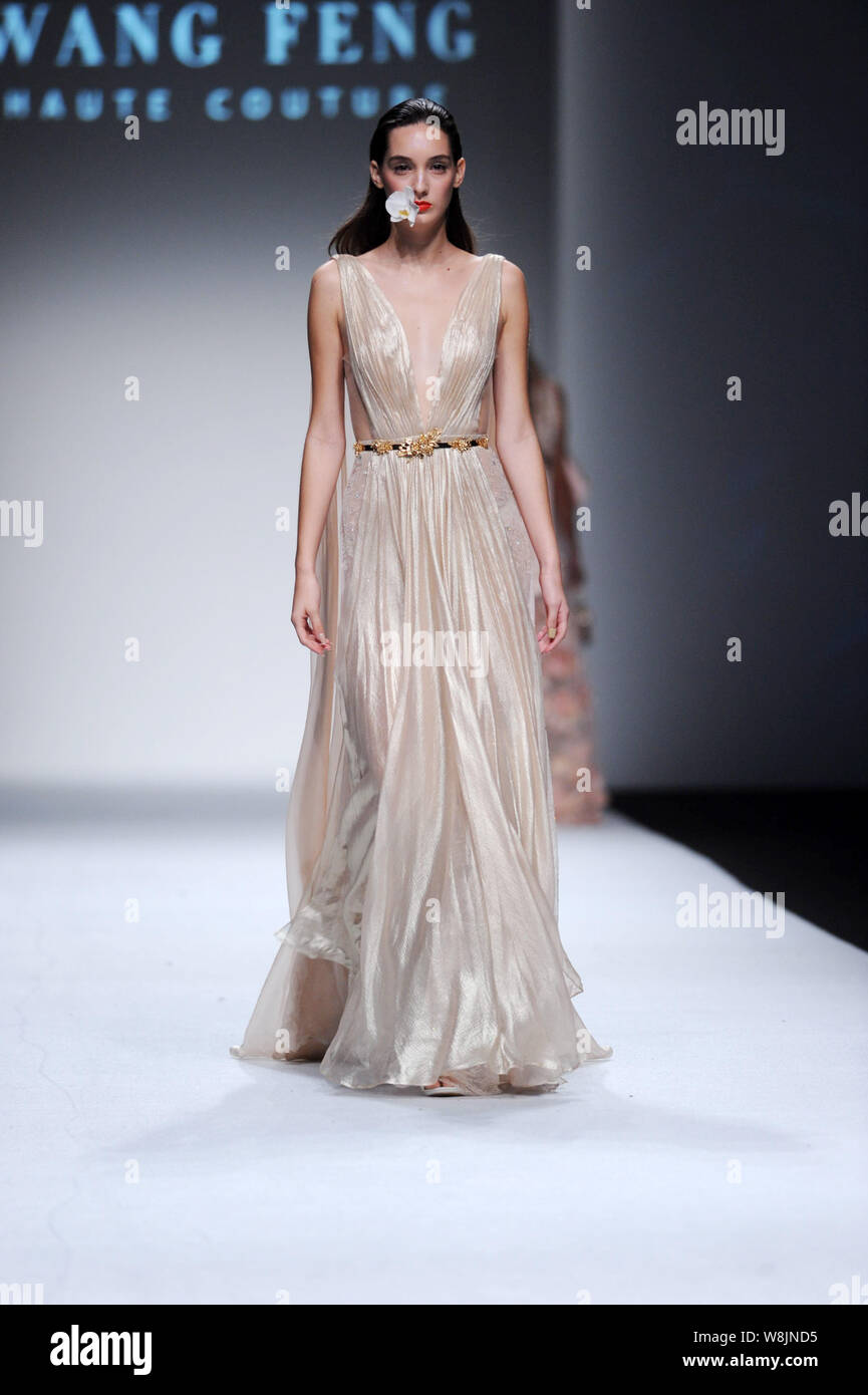 Un modèle affiche une nouvelle création à la haute couture fashion show ...