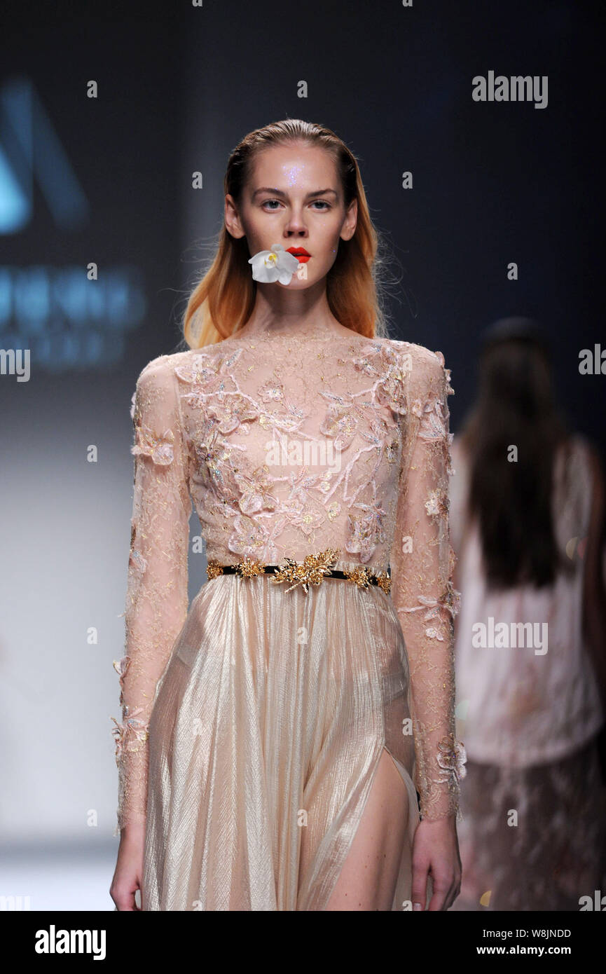 Un modèle affiche une nouvelle création à la haute couture fashion show ...