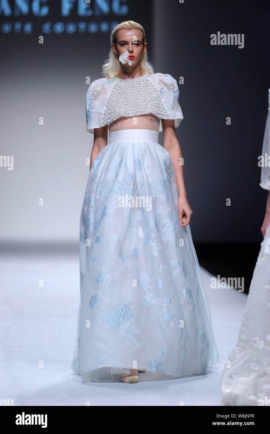 Un modèle affiche une nouvelle création à la haute couture fashion show ...